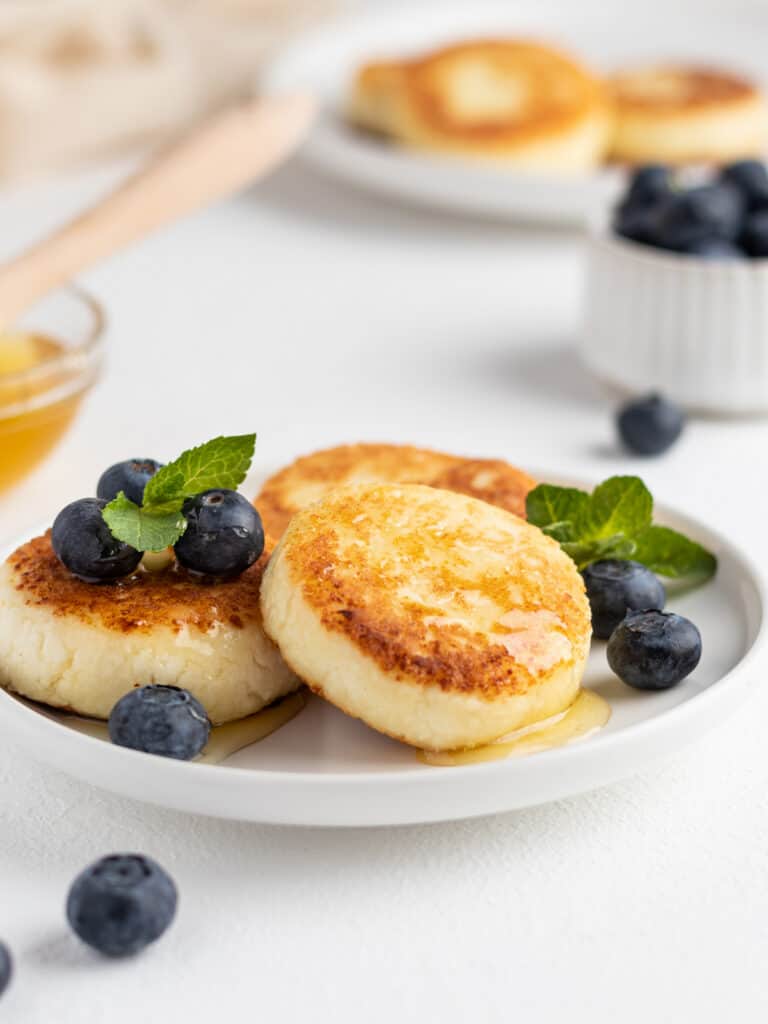 Syrniki Recipe (Farmer's Cheese Pancakes) – Baking Like a Chef