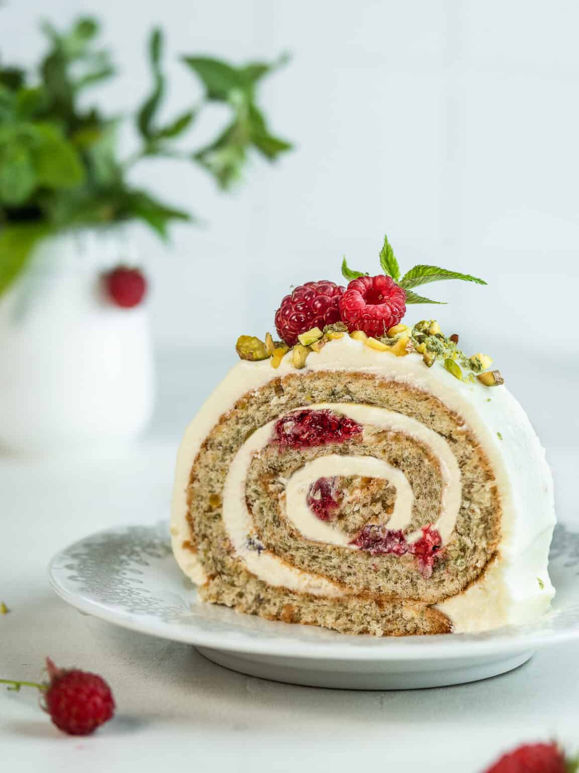Raspberry Pistachio Roulade (Pistachio Swiss Roll) – Baking Like a Chef