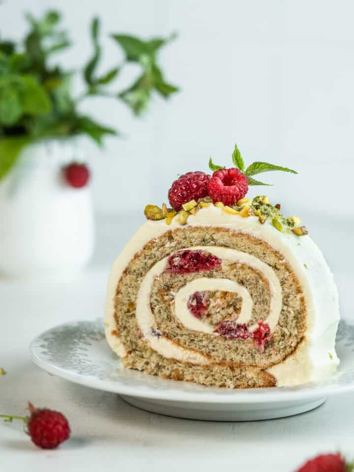 Raspberry Pistachio Roulade (Pistachio Swiss Roll) – Baking Like a Chef