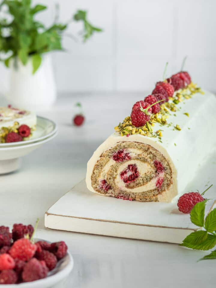 Raspberry Pistachio Roulade (Pistachio Swiss Roll) – Baking Like a Chef