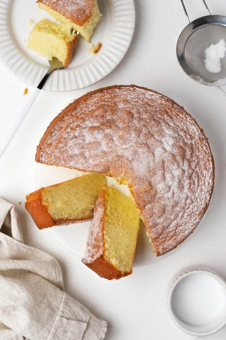 5-Ingredient Oil Sponge Cake (With Olive Oil) – Baking Like a Chef