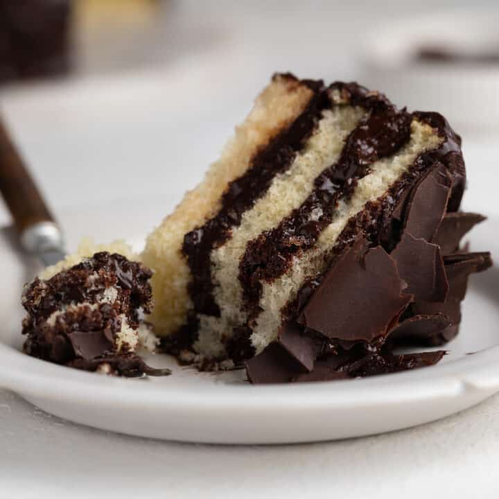Vanilla Cake With Chocolate Frosting – Baking Like a Chef