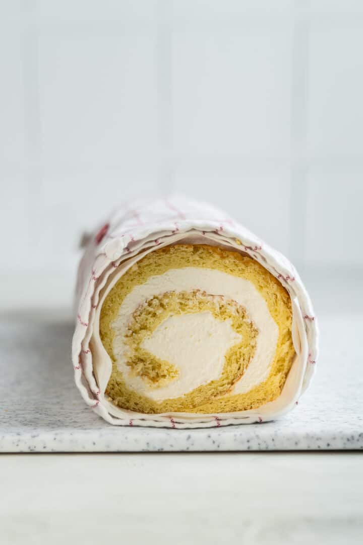 Vanilla Sponge Cake Roll (Basic Recipe) – Baking Like a Chef
